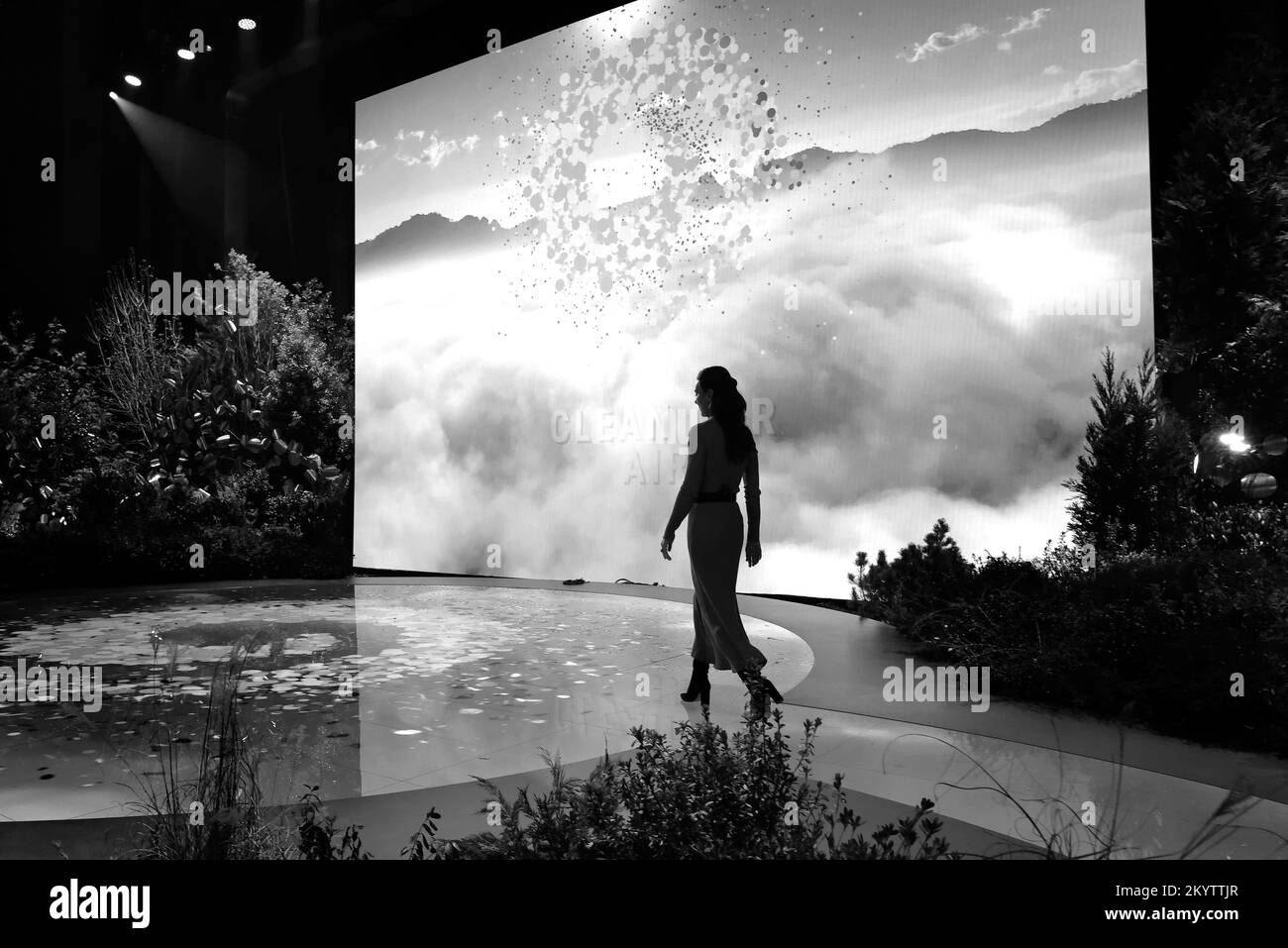 AVAILABLE IN BLACK AND WHITE ONLY Princess of Wales walks onto the ...