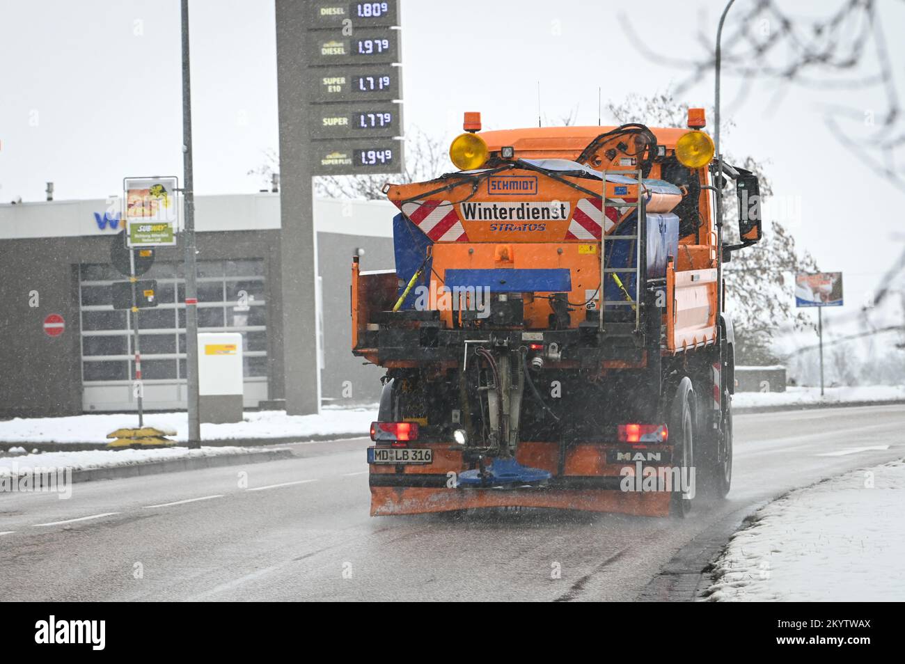 02 December 2022, Saxony-Anhalt, Köthen (Anhalt): A winter road ...