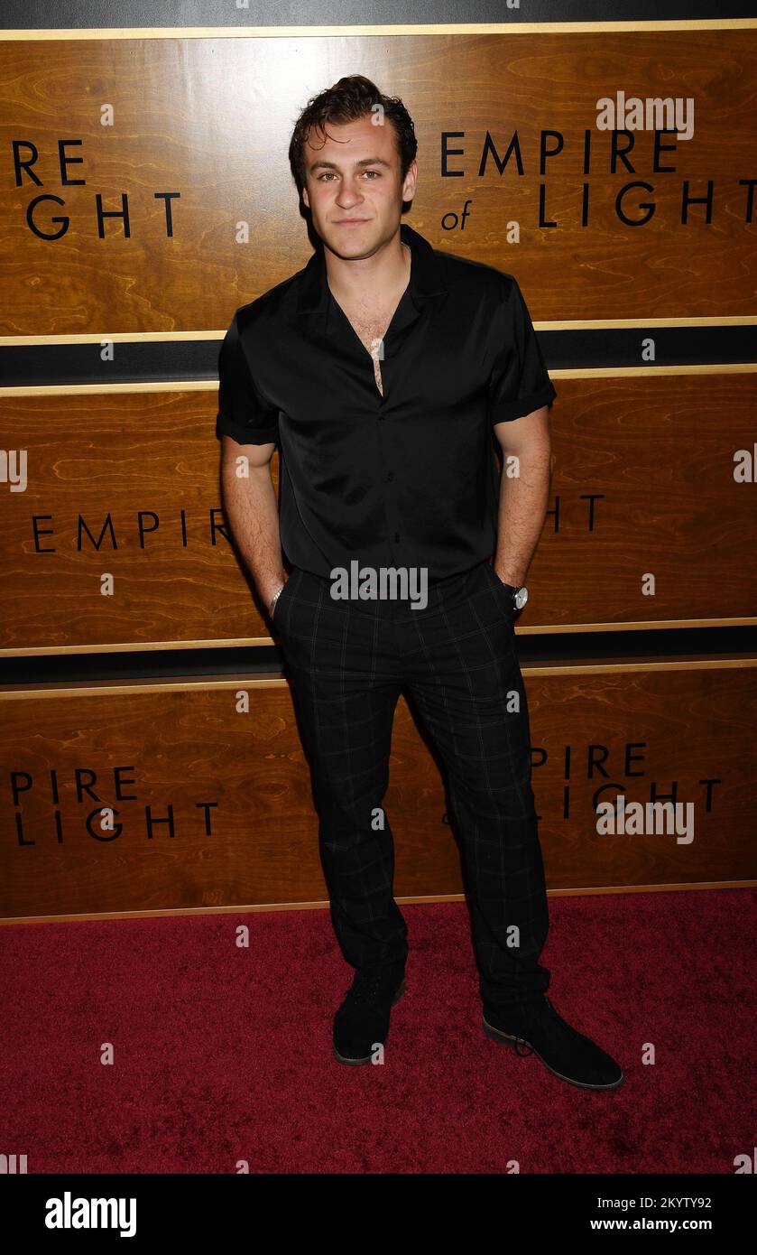 Beverly Hills, California, USA. 01st Dec, 2022. Elliott Ross attends ...