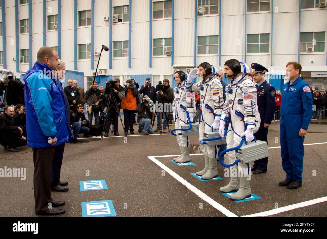 Spaceflight Participant Charles Simonyi, left, Expedition 19 Commander ...
