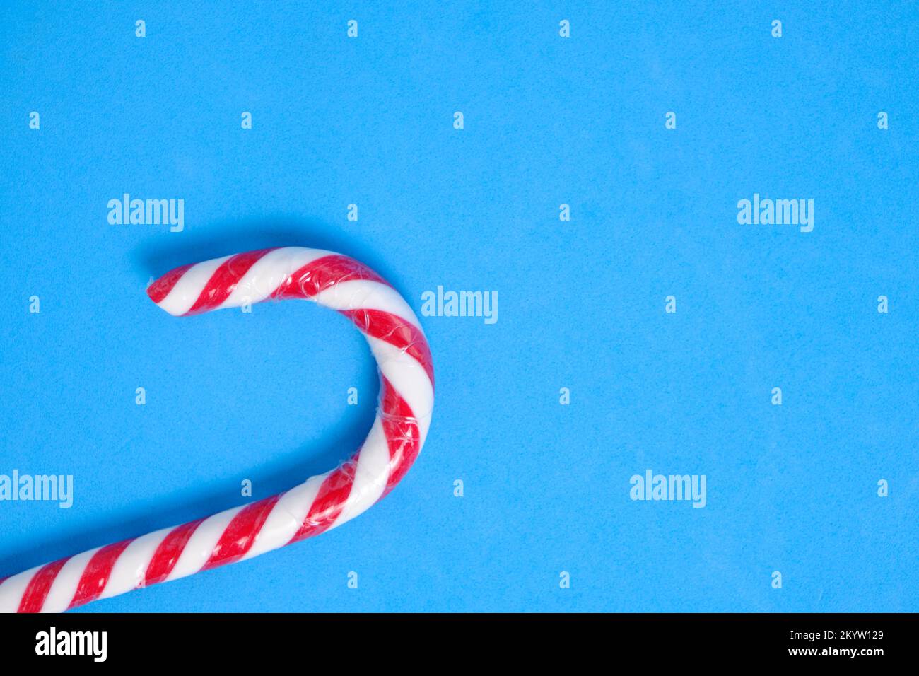 Christmas red and white candy blue background Stock Photo - Alamy