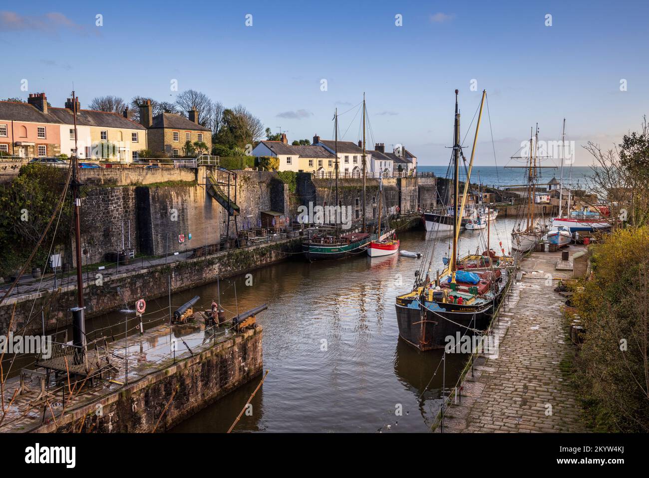 Tall ships charlestown cornwall hi-res stock photography and images - Alamy
