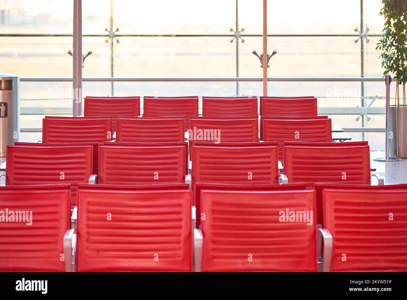 DUBAI, UAE - NOVEMBER 16, 2015: interior of Dubai Airport. Dubai ...
