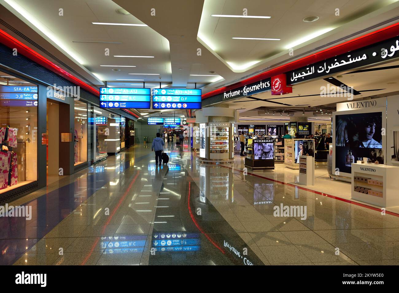 DUBAI, UAE - NOVEMBER 16, 2015: interior of Dubai Airport. Dubai ...