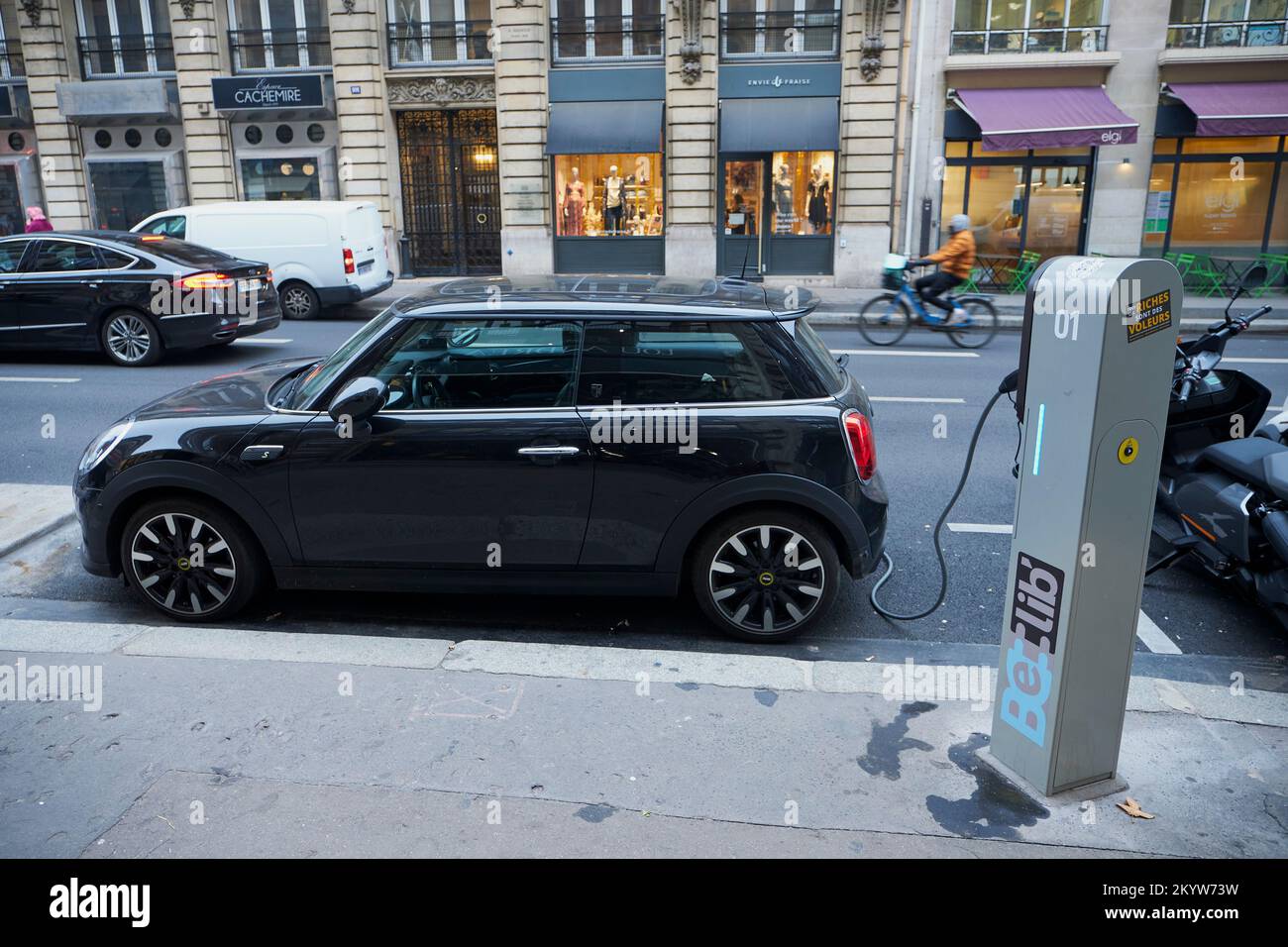 Paris, Ile de France, FRANCE. 2nd Dec, 2022. An electric car is ...