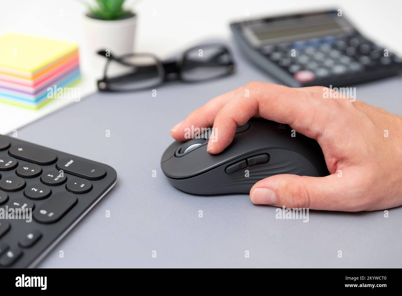 Using the mouse hi-res stock photography and images - Alamy