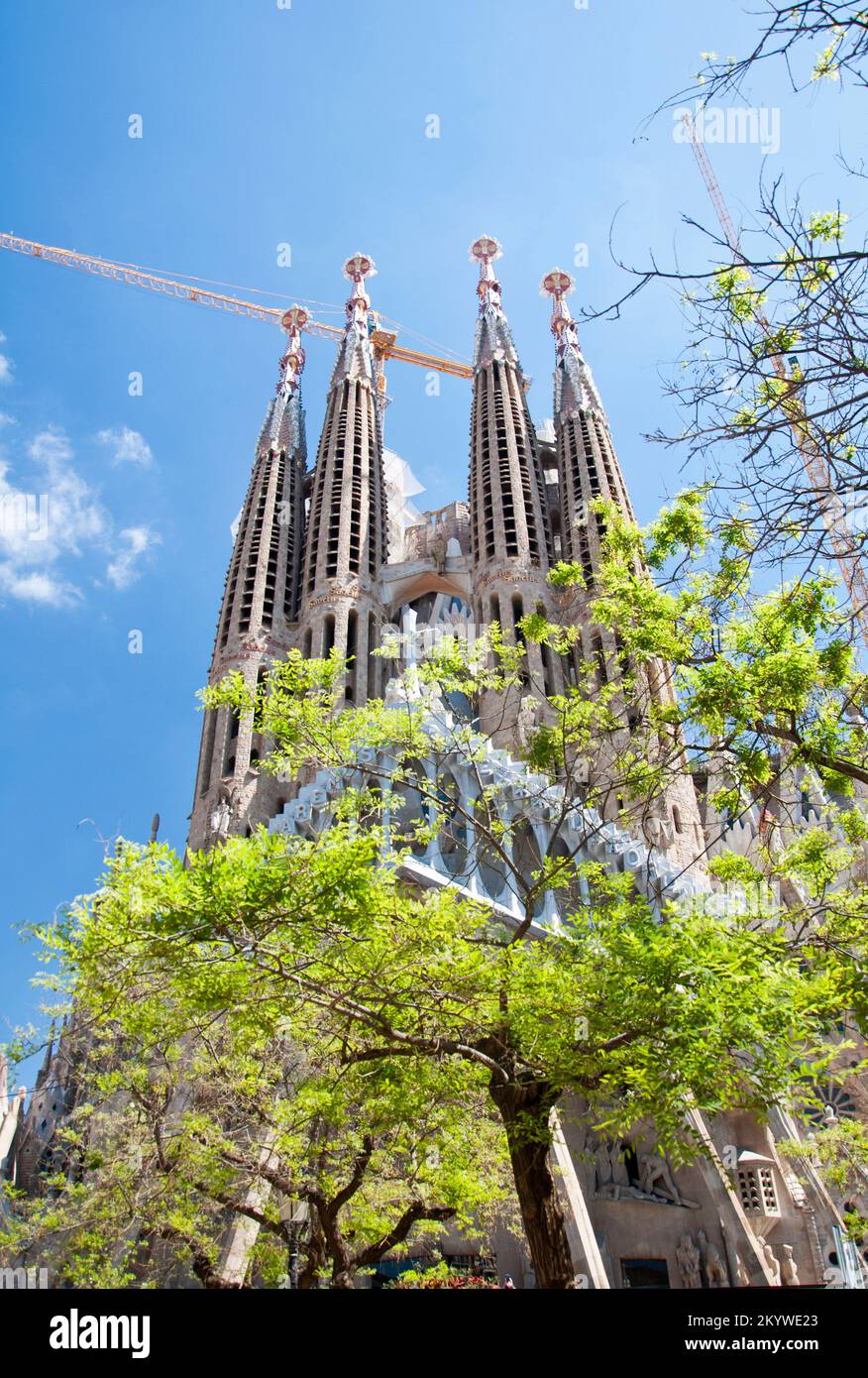 Catedral basilica de la sagrada familia hi-res stock photography and ...