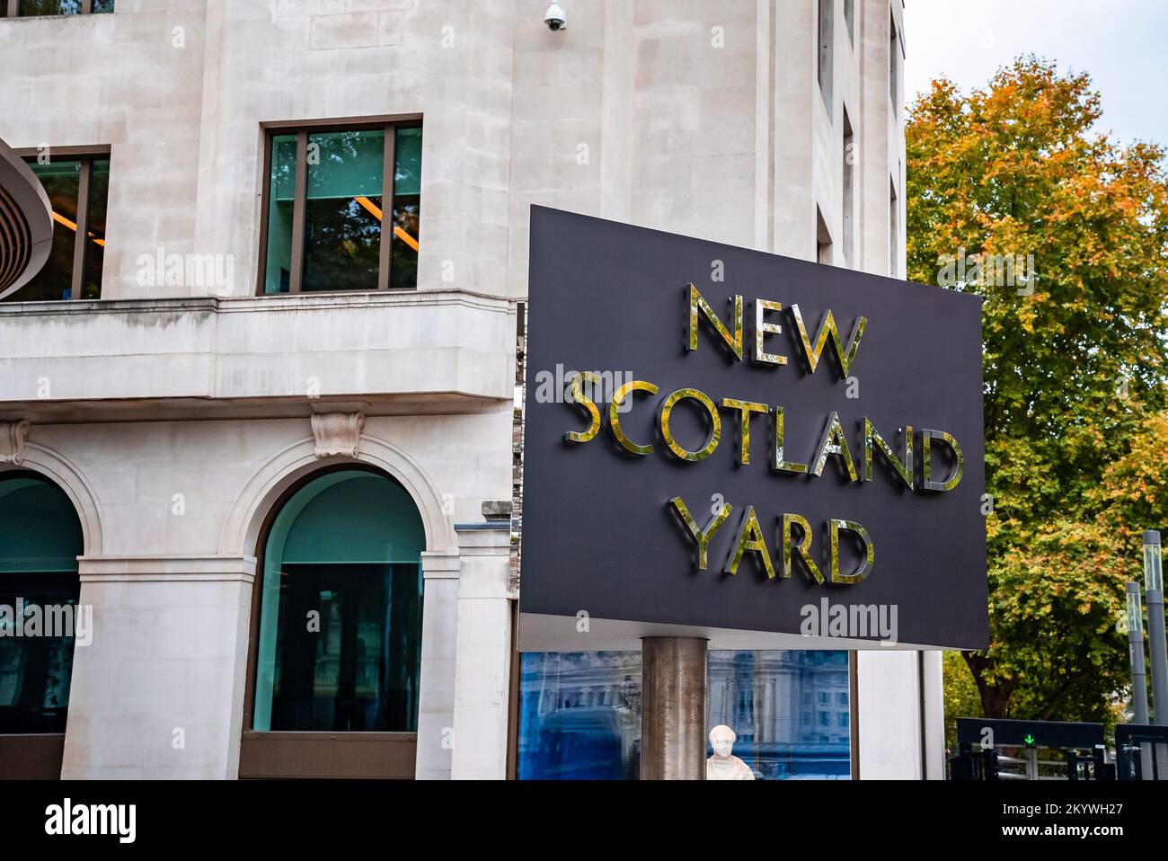 Sign outside the headquarters of London's Metropolitan Police in New ...