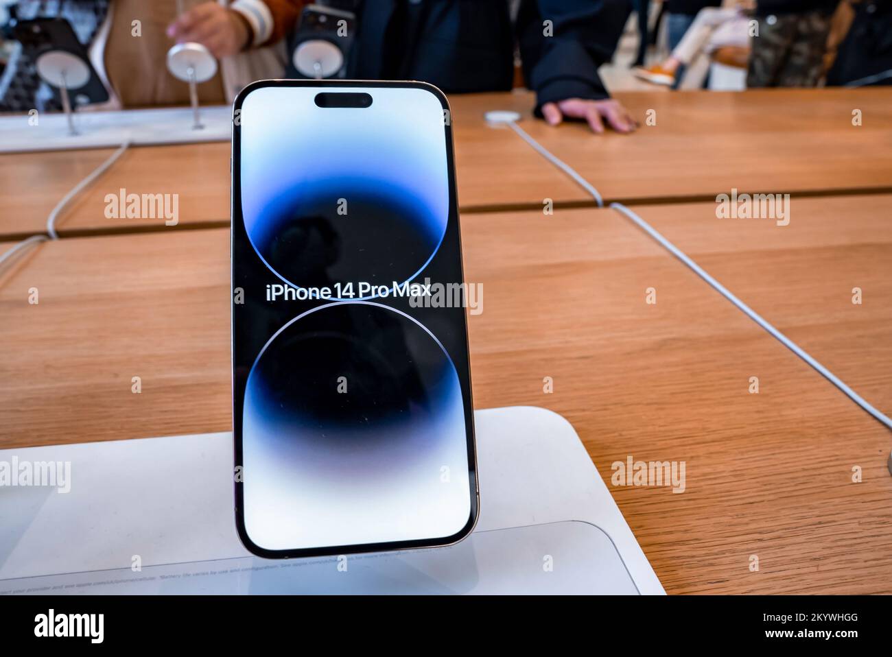 Latest iPhone 14 Pro presentation in the Apple Store in London Stock ...