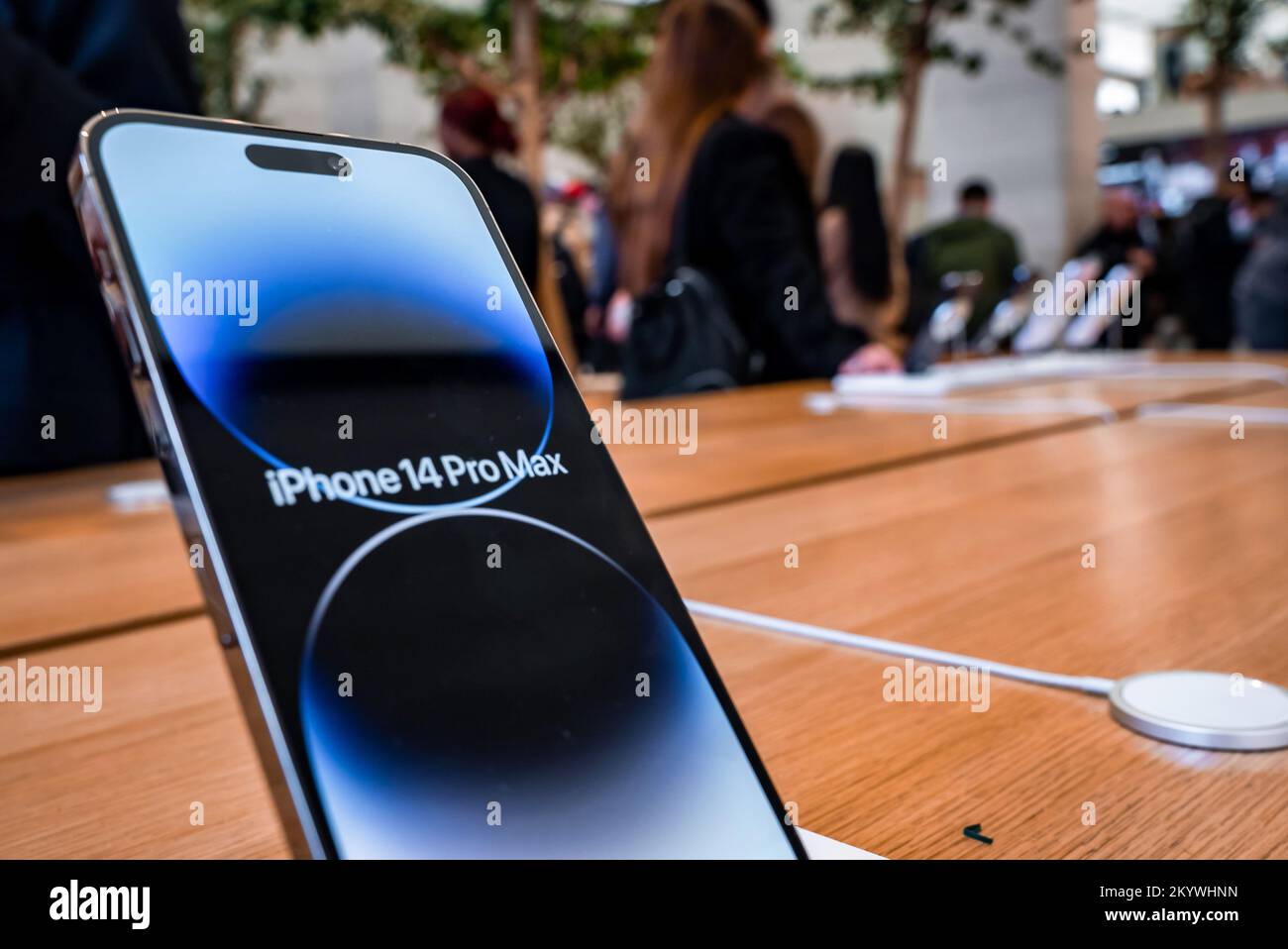 5g apple hi-res stock photography and images - Alamy