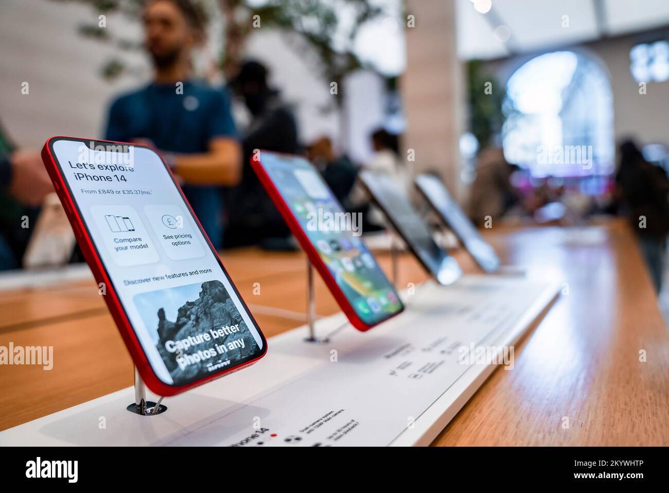 Latest iPhone 14 Pro presentation in the Apple Store in London Stock ...