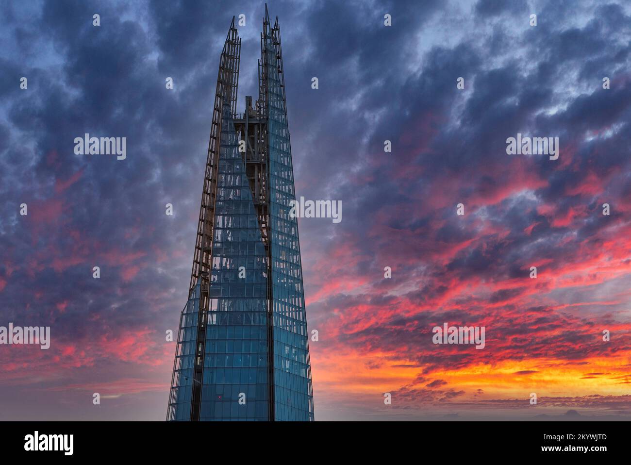 Skyscraper in the build hi-res stock photography and images - Alamy