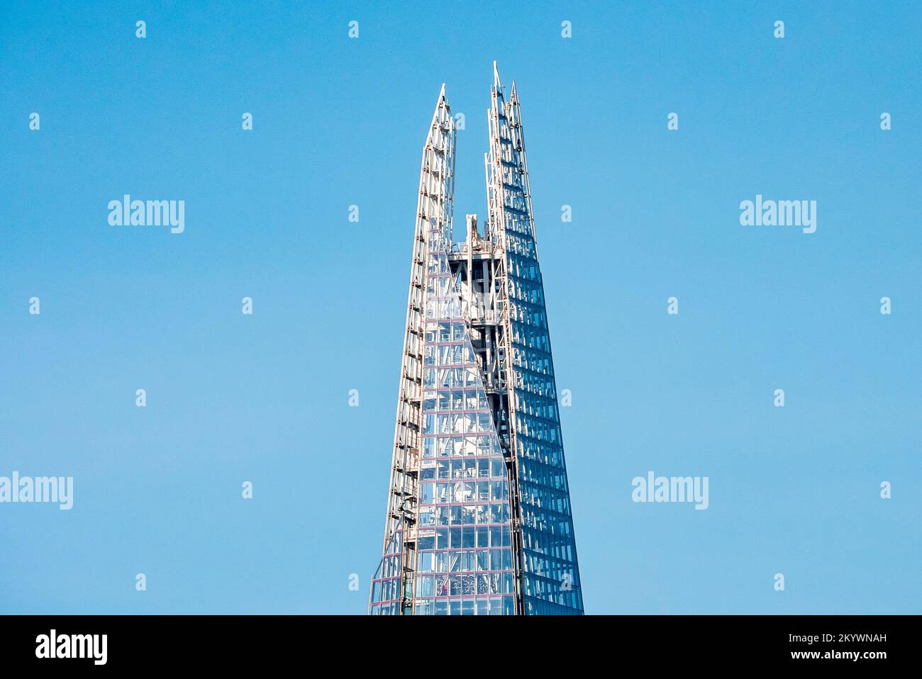 Build skyscraper hi-res stock photography and images - Alamy