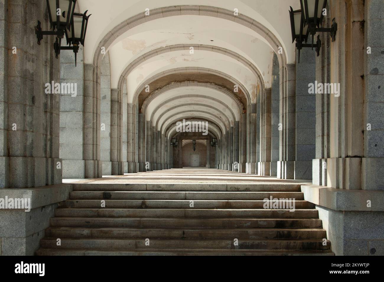 Medieval corridor arches hi-res stock photography and images - Alamy