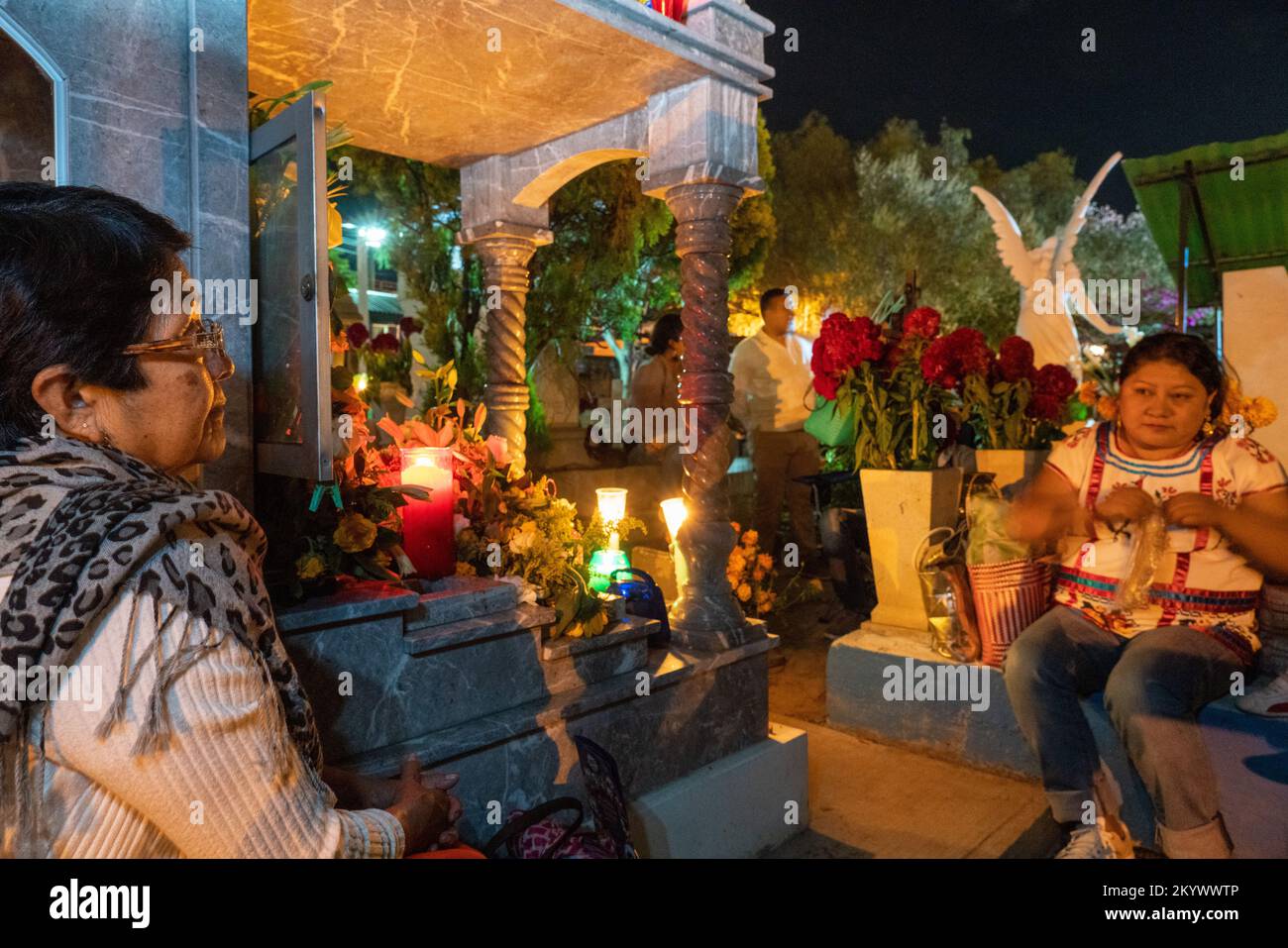 Hispanic people at grave hi-res stock photography and images - Alamy