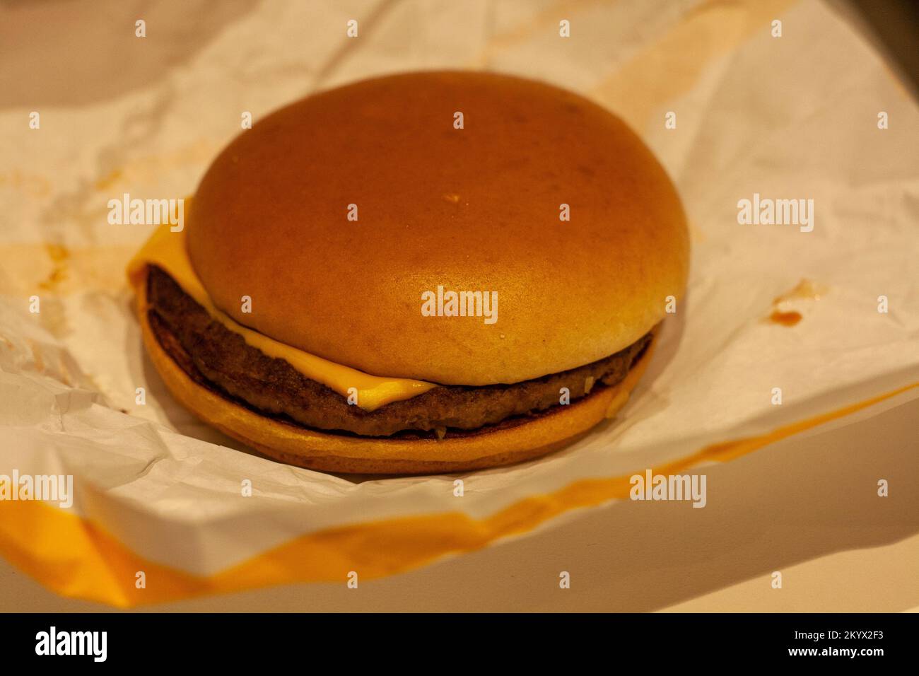 Mcdonalds cheeseburger in paper hi-res stock photography and images - Alamy