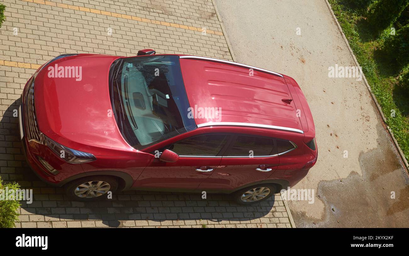 Red car top view hi-res stock photography and images - Alamy