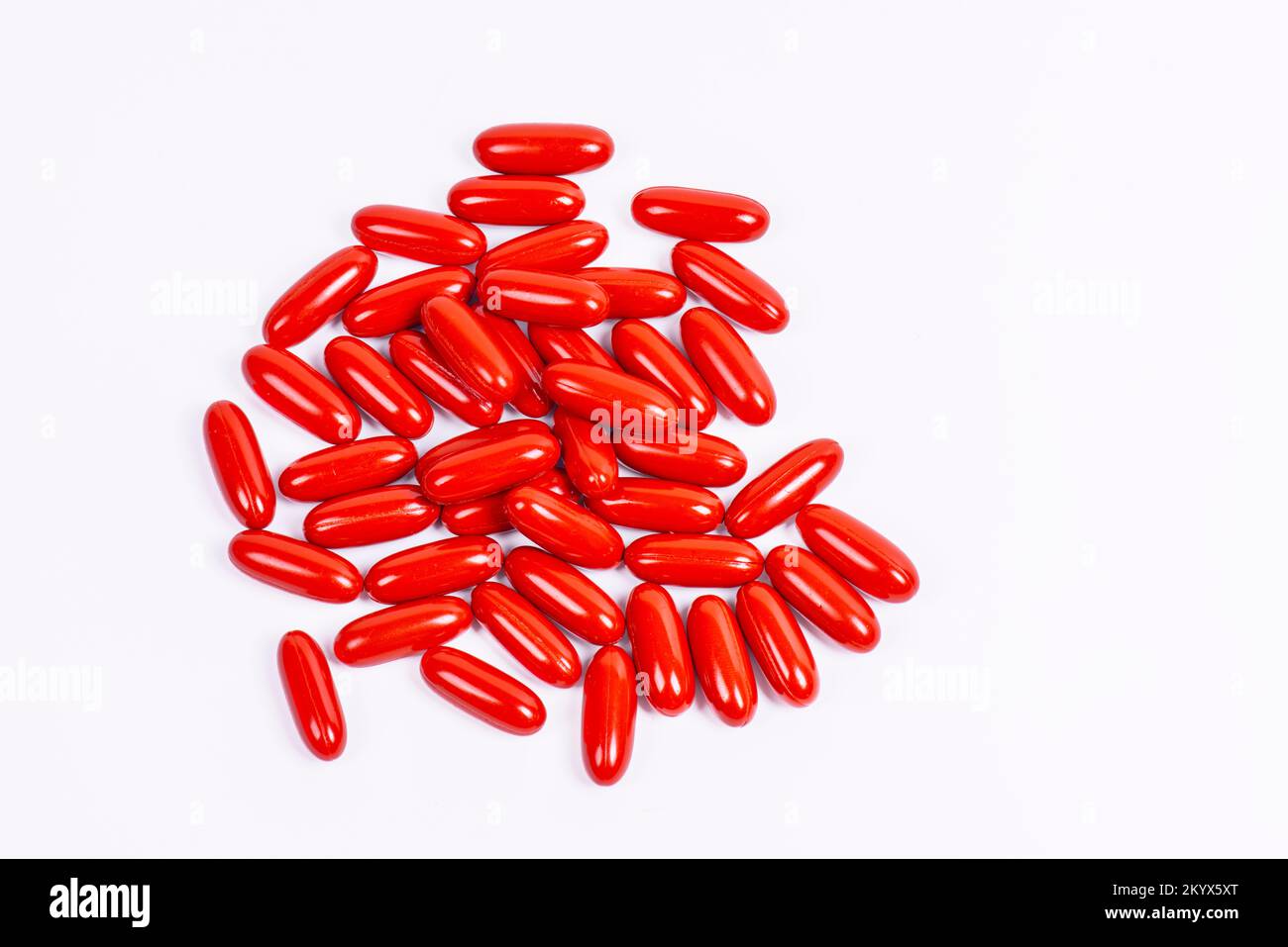 Red pill capsules isolated. red medical pills Stock Photo - Alamy