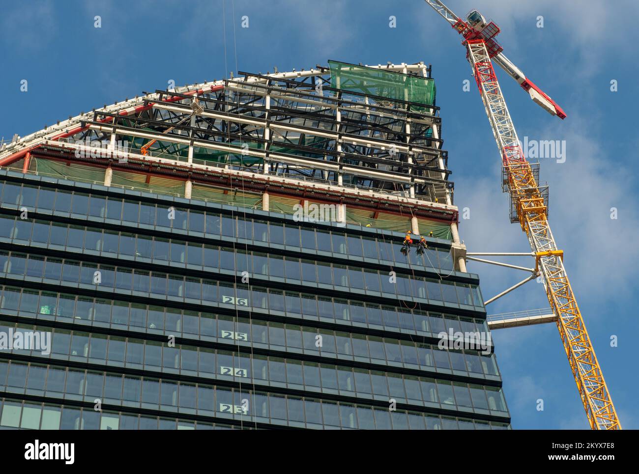 Milano Italia 4 dicembre 2019:Crane completing the skyscraper La Torre ...