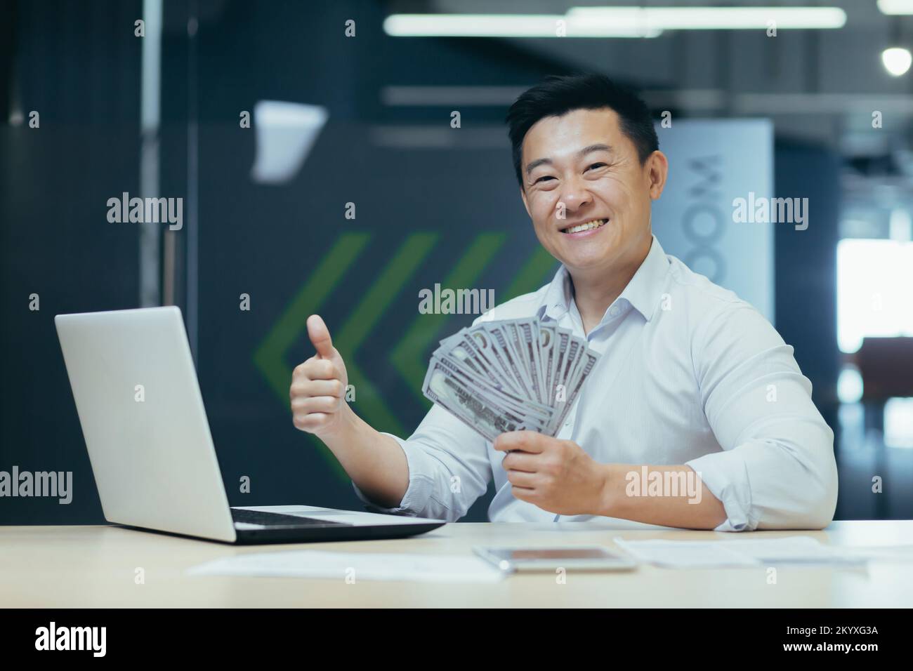 Portrait of a young handsome Asian businessman, boss, SEO millionaire ...