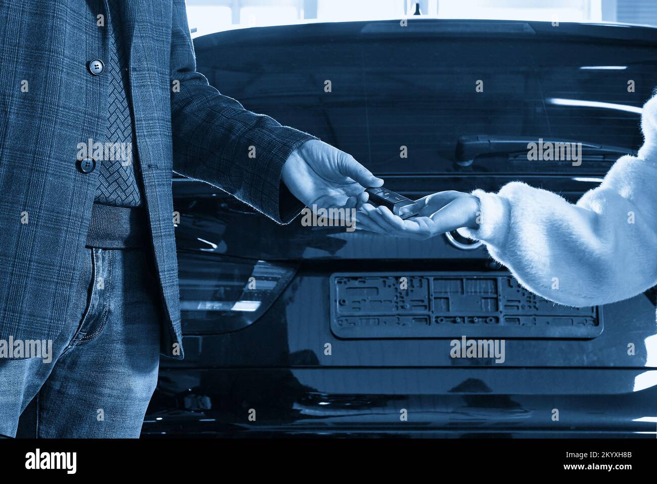 Mechanic giving car keys to customer after servicing Stock Photo - Alamy