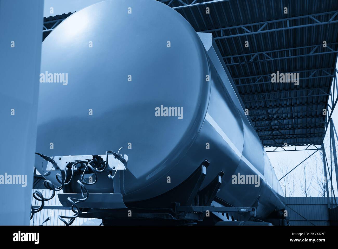 Special vehicle for transporting water and other technical fluids or ...