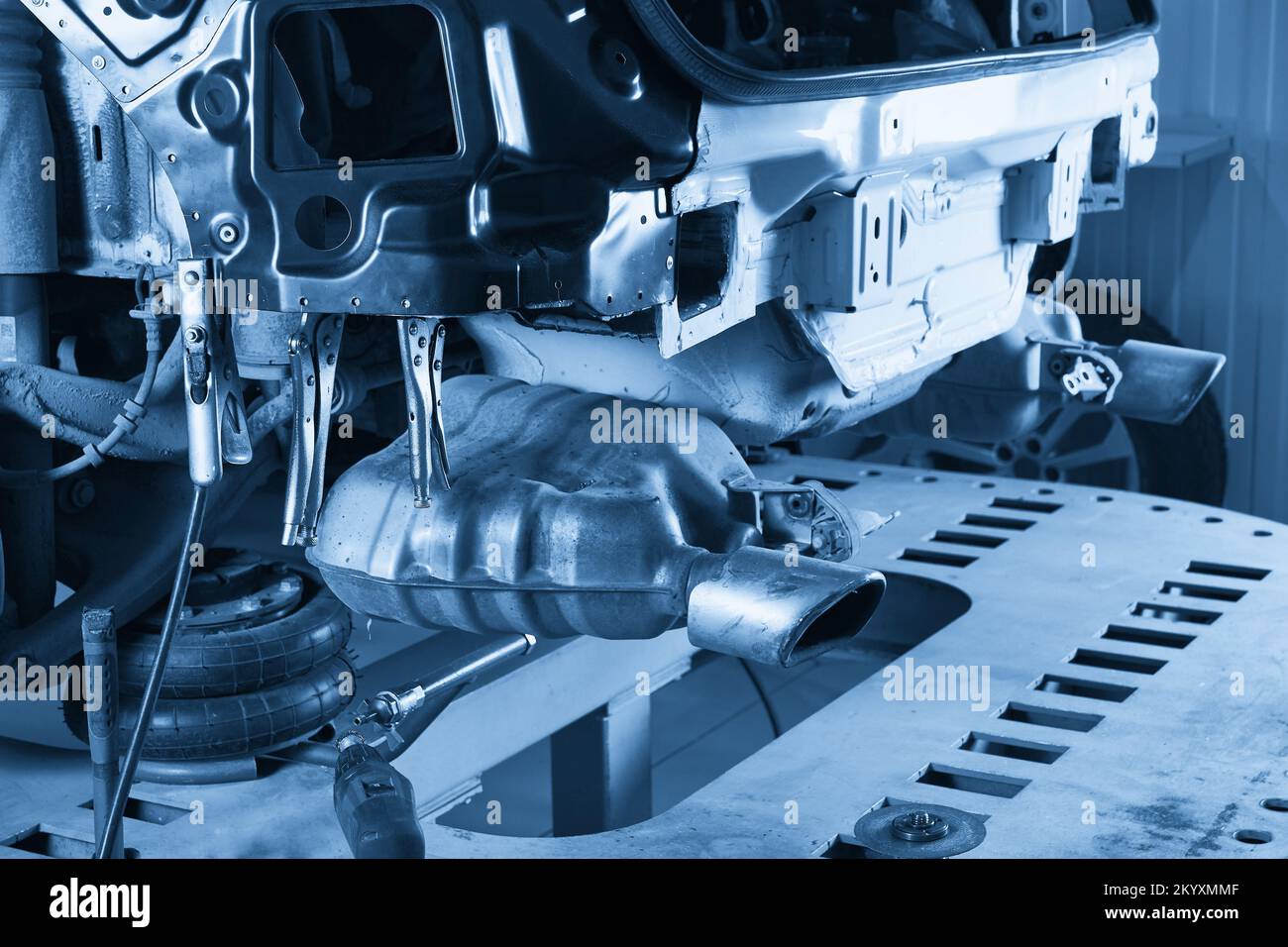 Car alignment platform hi-res stock photography and images - Alamy