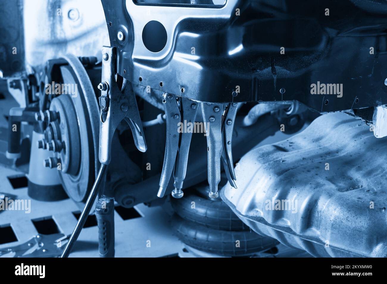 Car alignment platform hi-res stock photography and images - Alamy