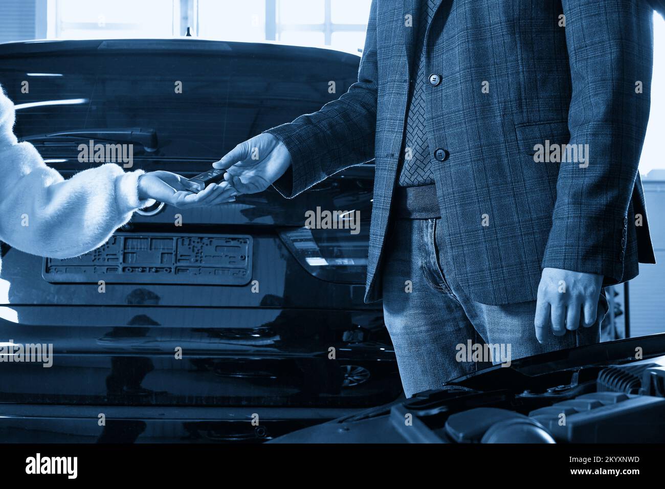 Mechanic giving car keys to customer after servicing Stock Photo - Alamy