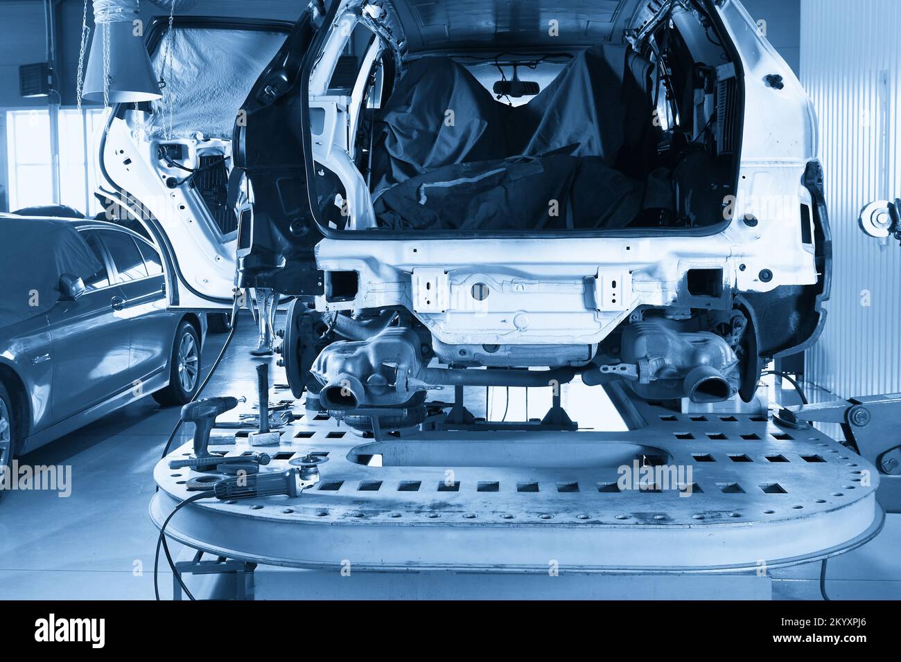 Car alignment platform hi-res stock photography and images - Alamy