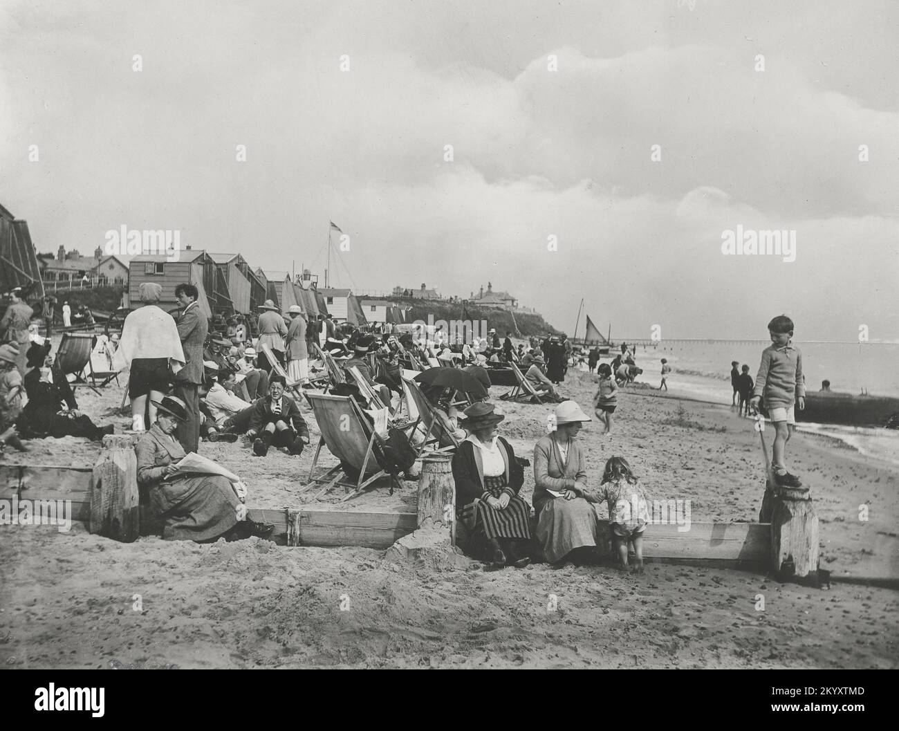 Vintage photograph - 1919 - Busy beach scene, Suffolk Stock Photo - Alamy