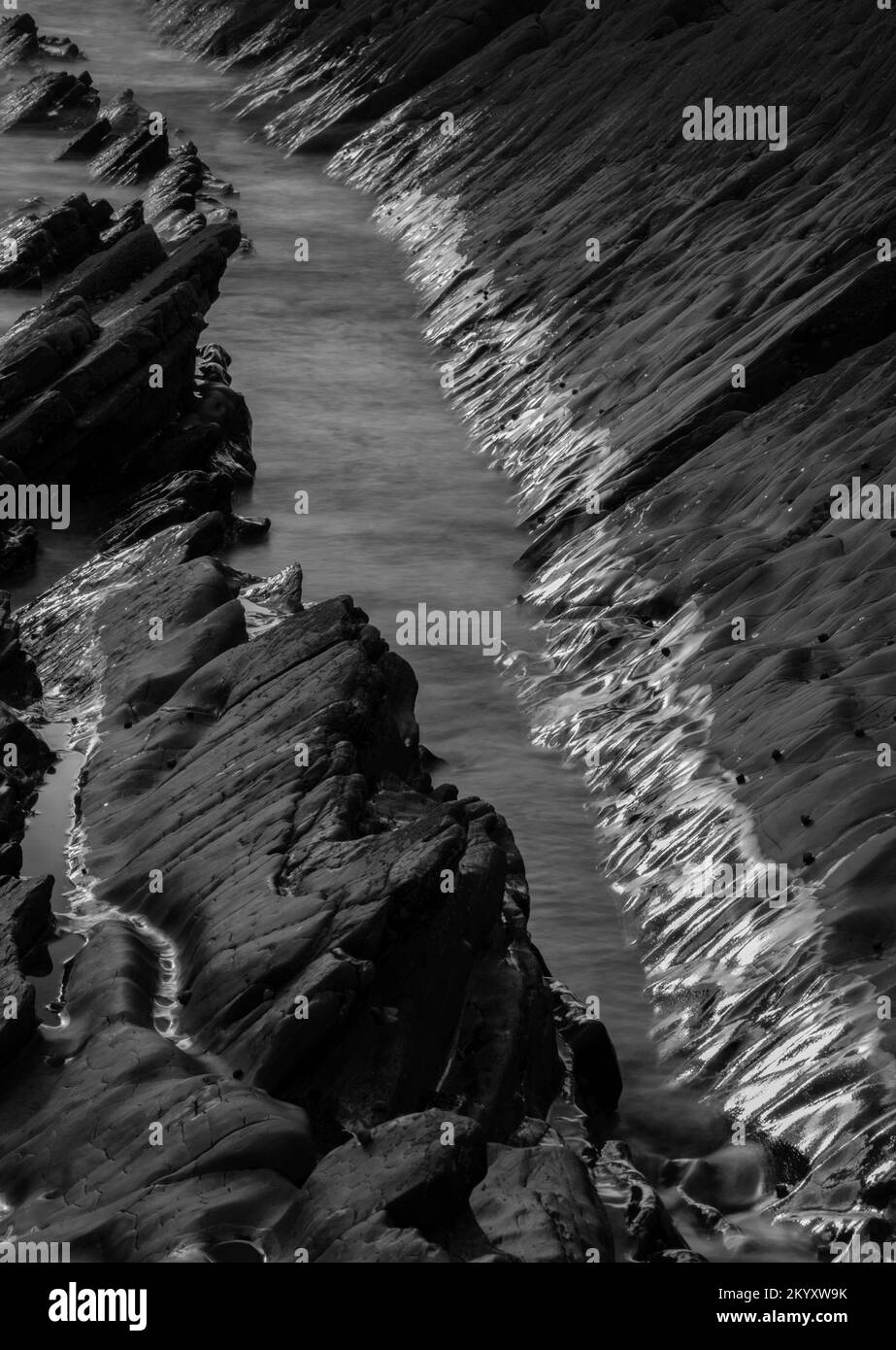 Tide marks on rocks hi-res stock photography and images - Alamy