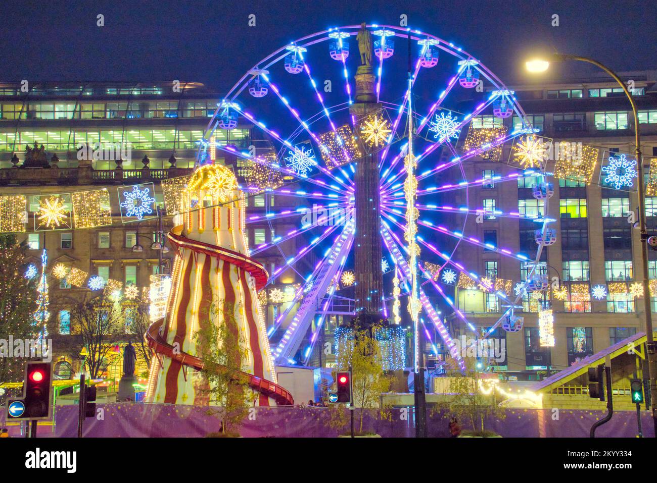 Glasgow, Scotland, UK 2nd December, 2022. George square Christmas with ...