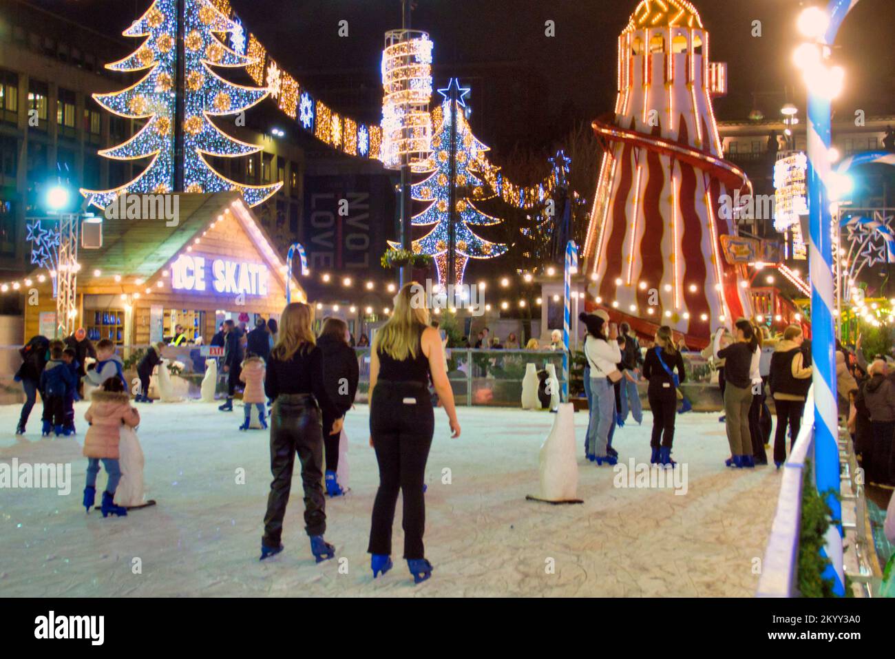Glasgow, Scotland, UK 2nd December, 2022. George square Christmas with ...