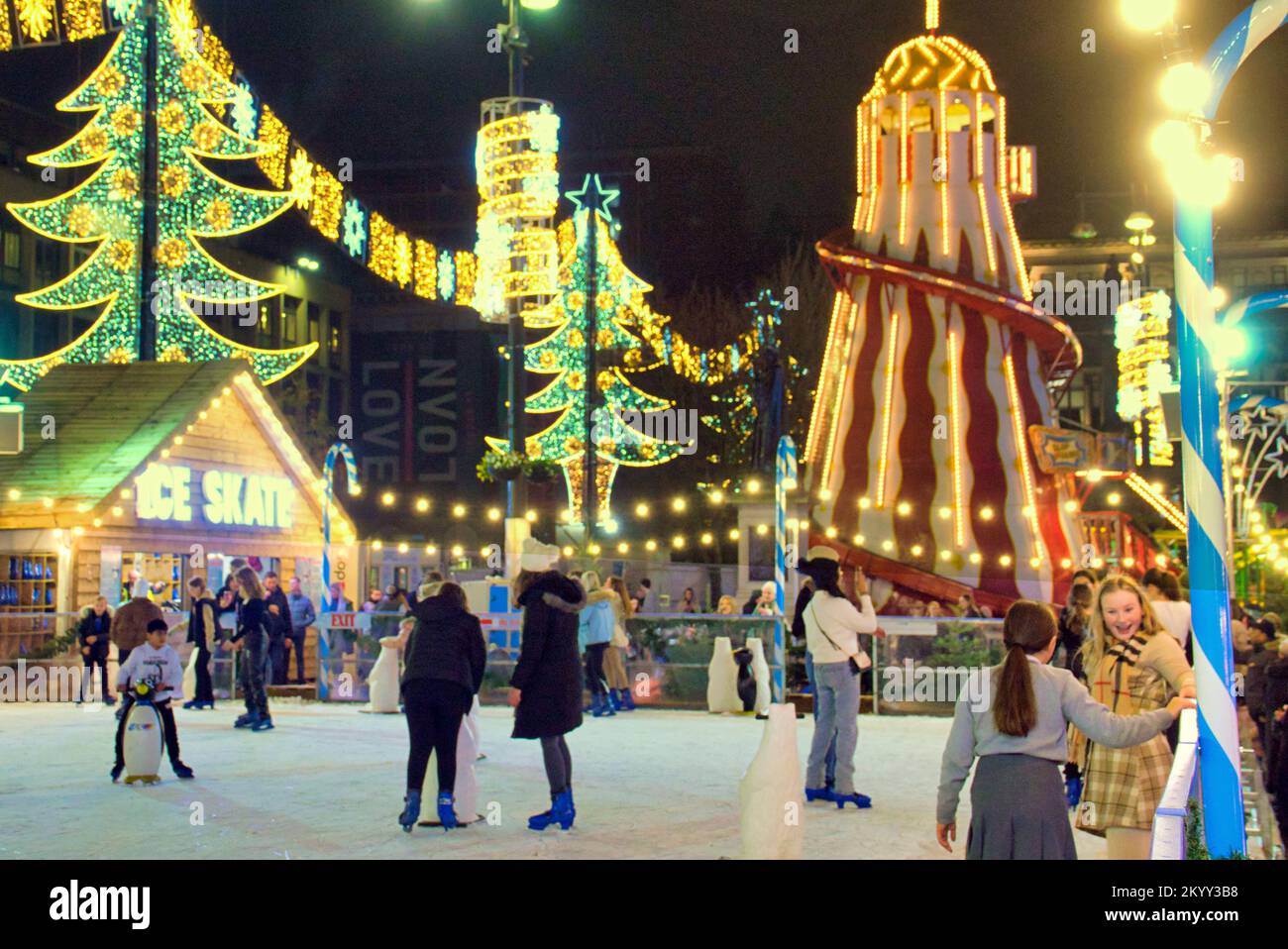 Glasgow, Scotland, UK 2nd December, 2022. George square Christmas with ...