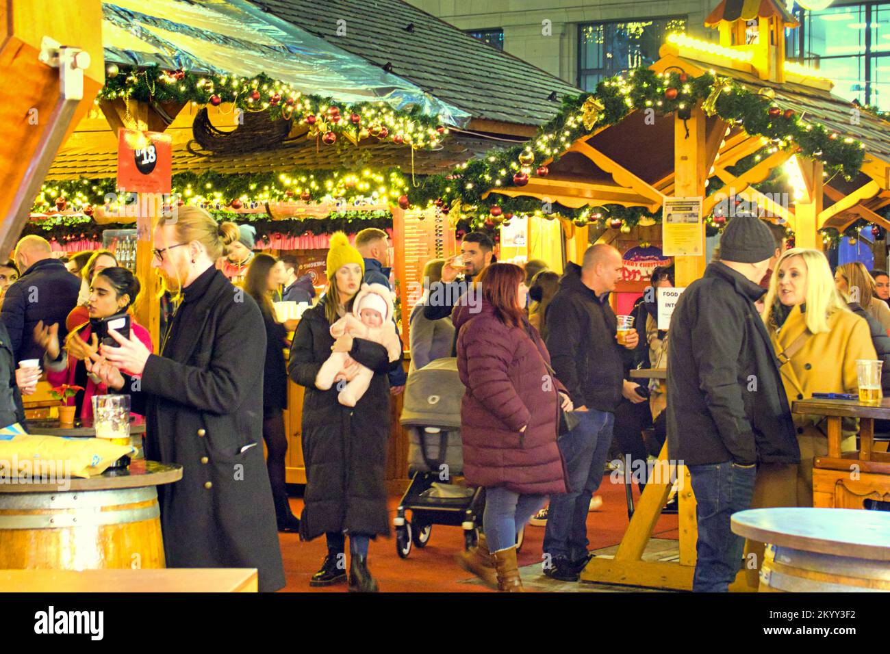 Glasgow, Scotland, UK 2nd December, 2022. George square Christmas with ...