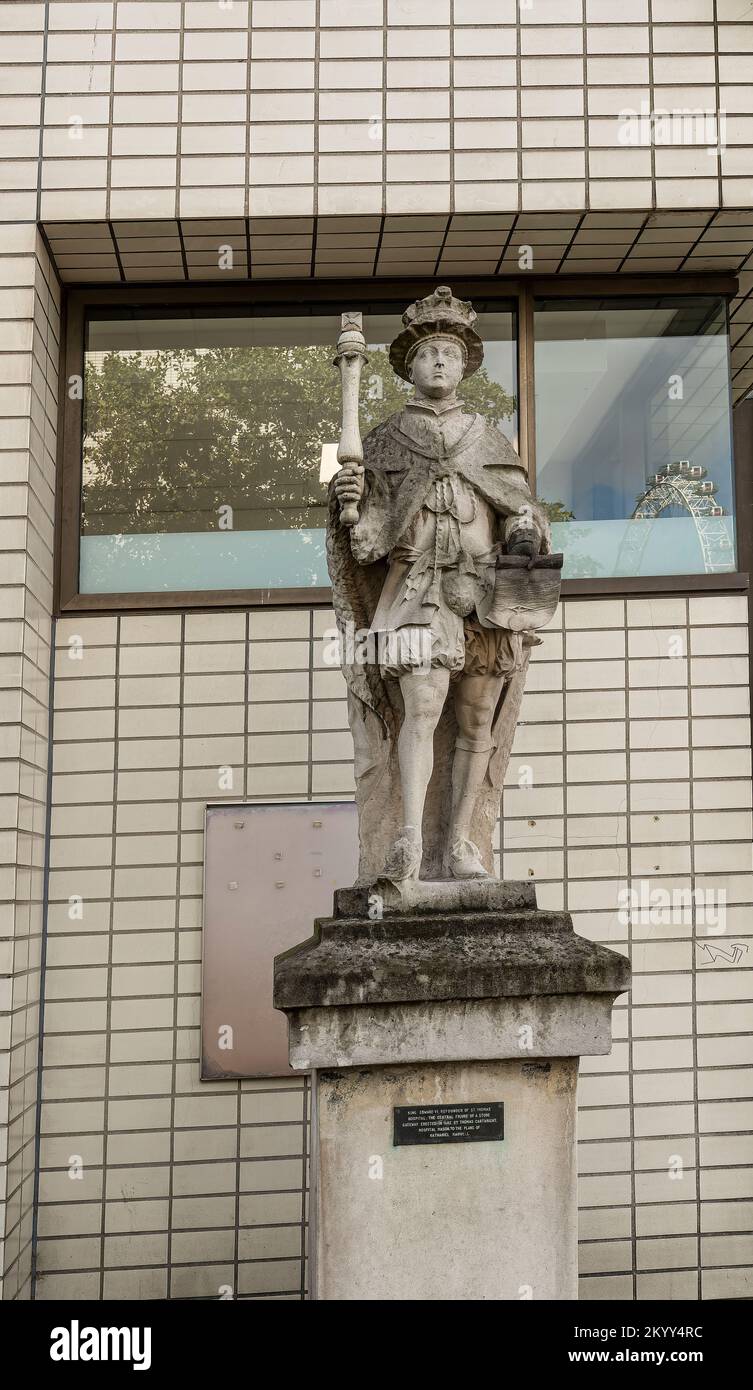 Statue of St Thomas at St Thomas's Hospital in London Stock Photo - Alamy