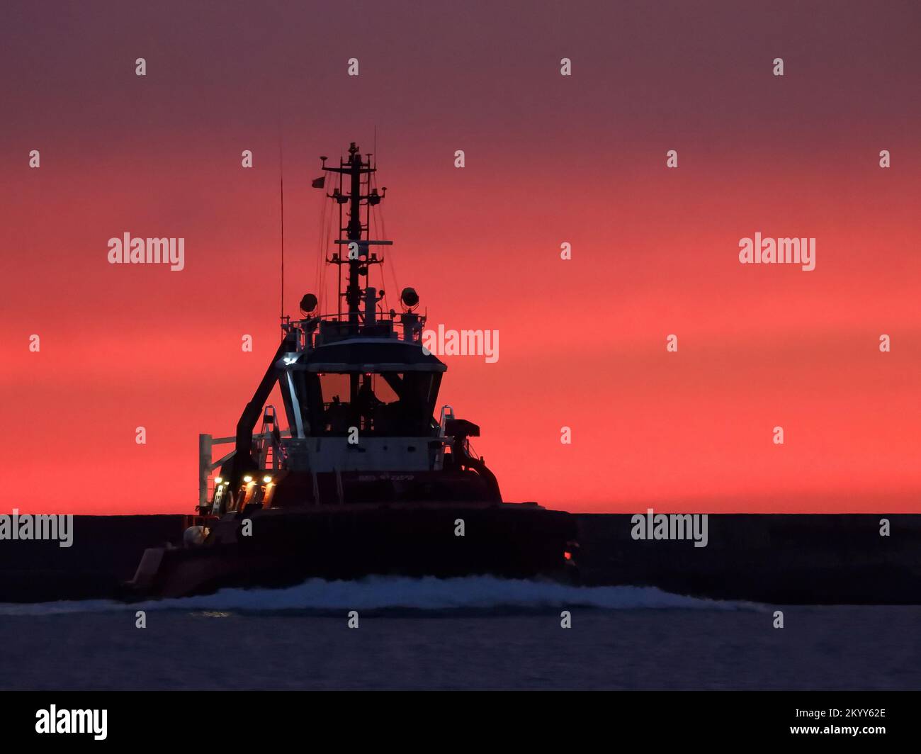 Tugs at sunset hi-res stock photography and images - Alamy