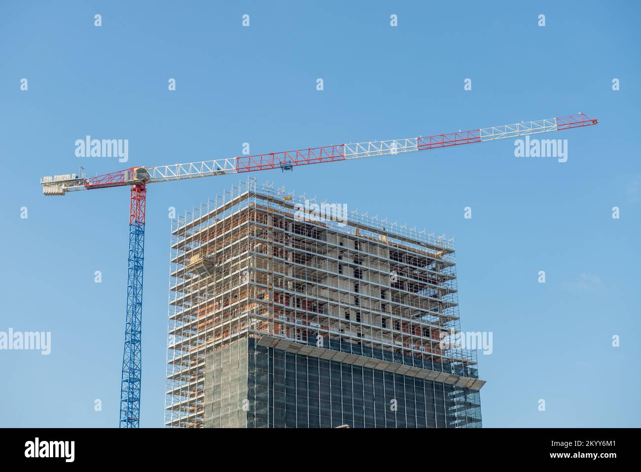 Milano Italia 4 dicembre 2019:Crane completing the skyscraper La Torre ...