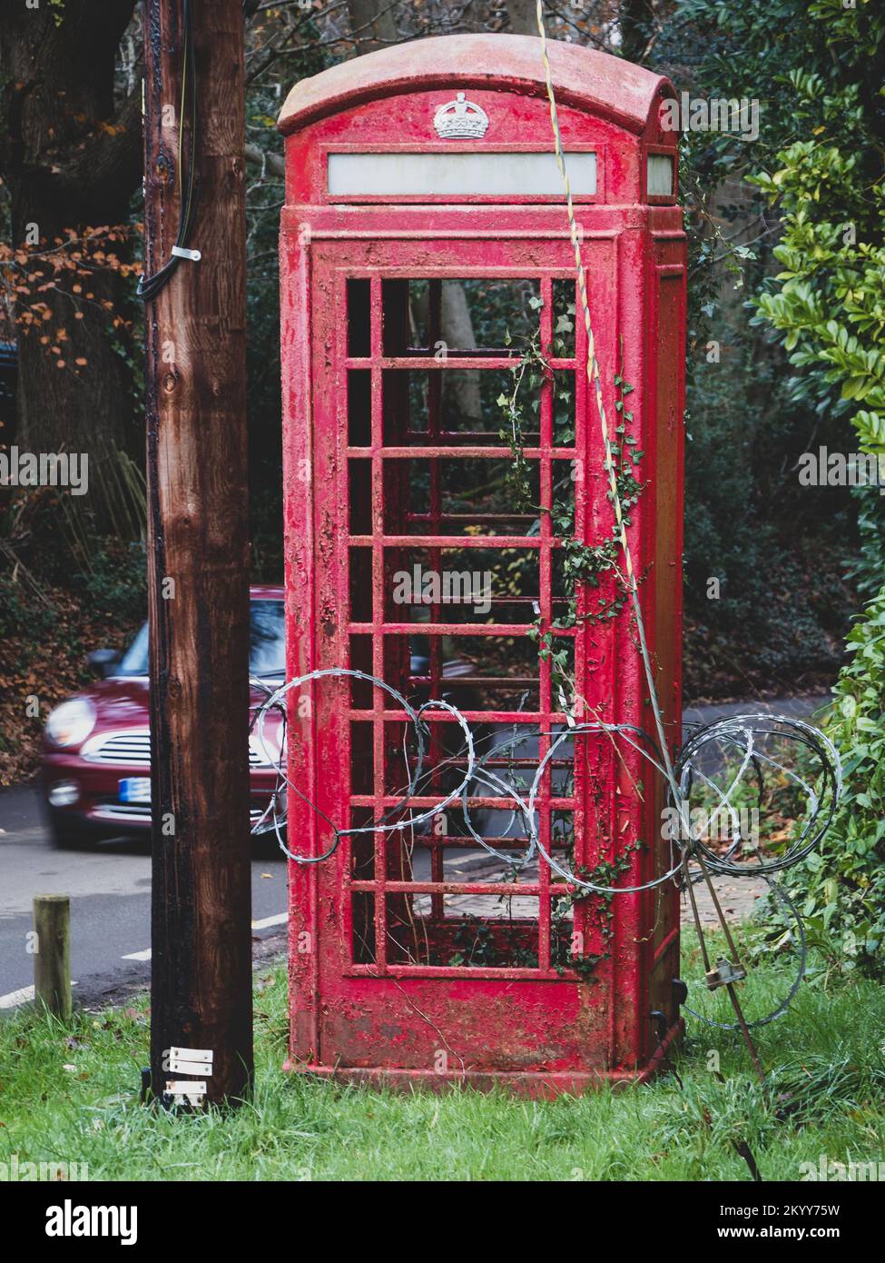 Razor wire around a classic red telephone box Stock Photo - Alamy