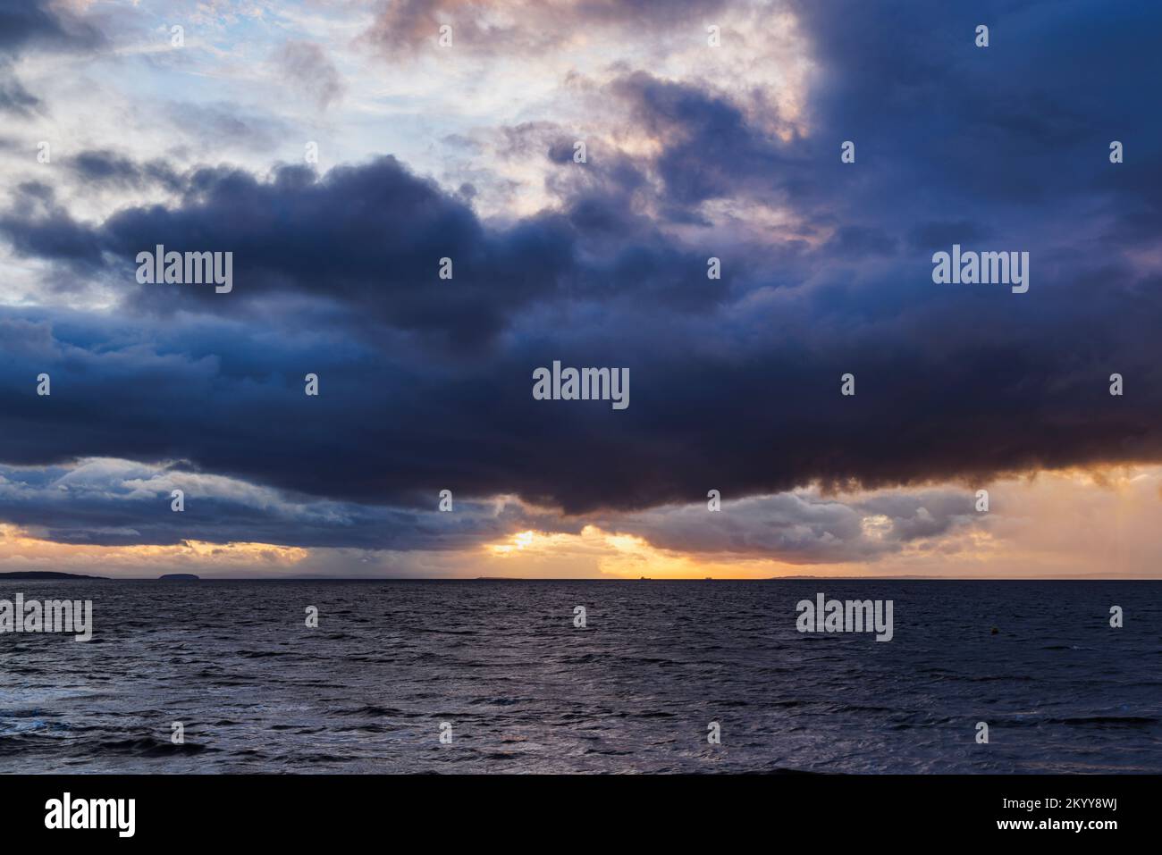 Sunset over the Bristol channel Stock Photo - Alamy