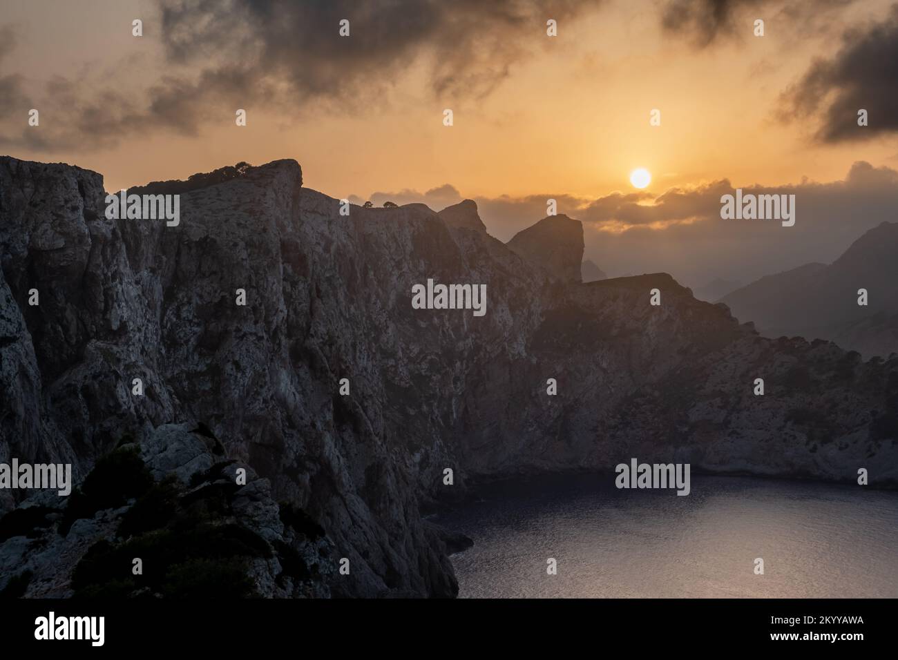 Mountain sharp crest hi-res stock photography and images - Alamy