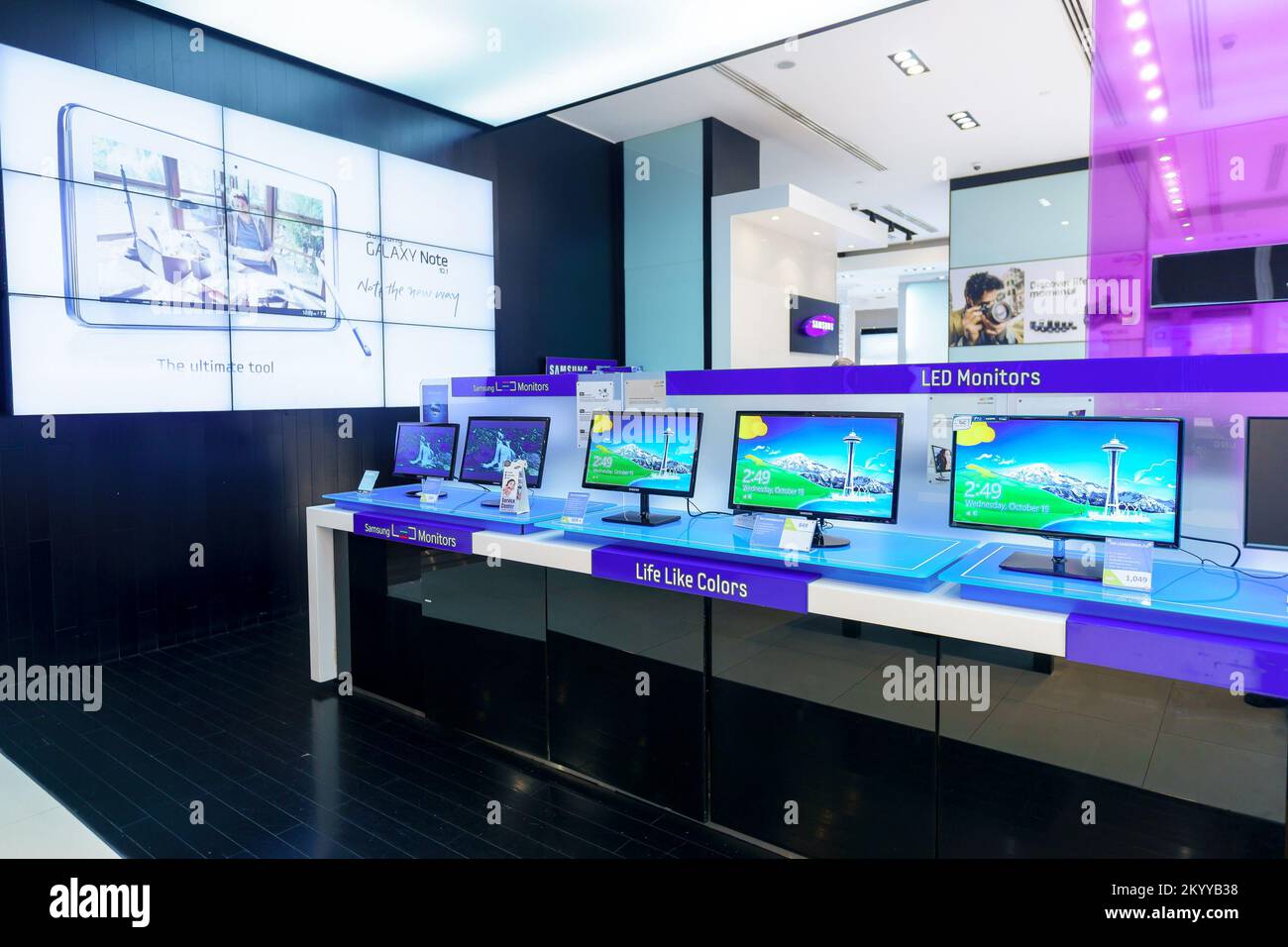 DUBAI - OCTOBER 15: gadgets and electronics devices shop in the Dubai ...