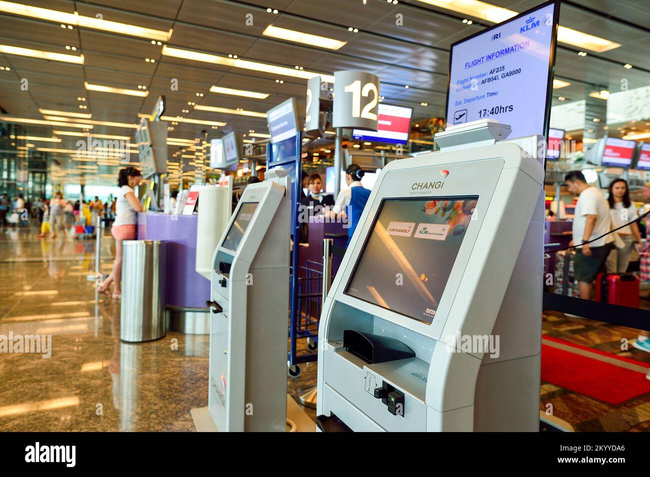 SINGAPORE - NOVEMBER 07, 2015: check-in zone at Changi Airport ...