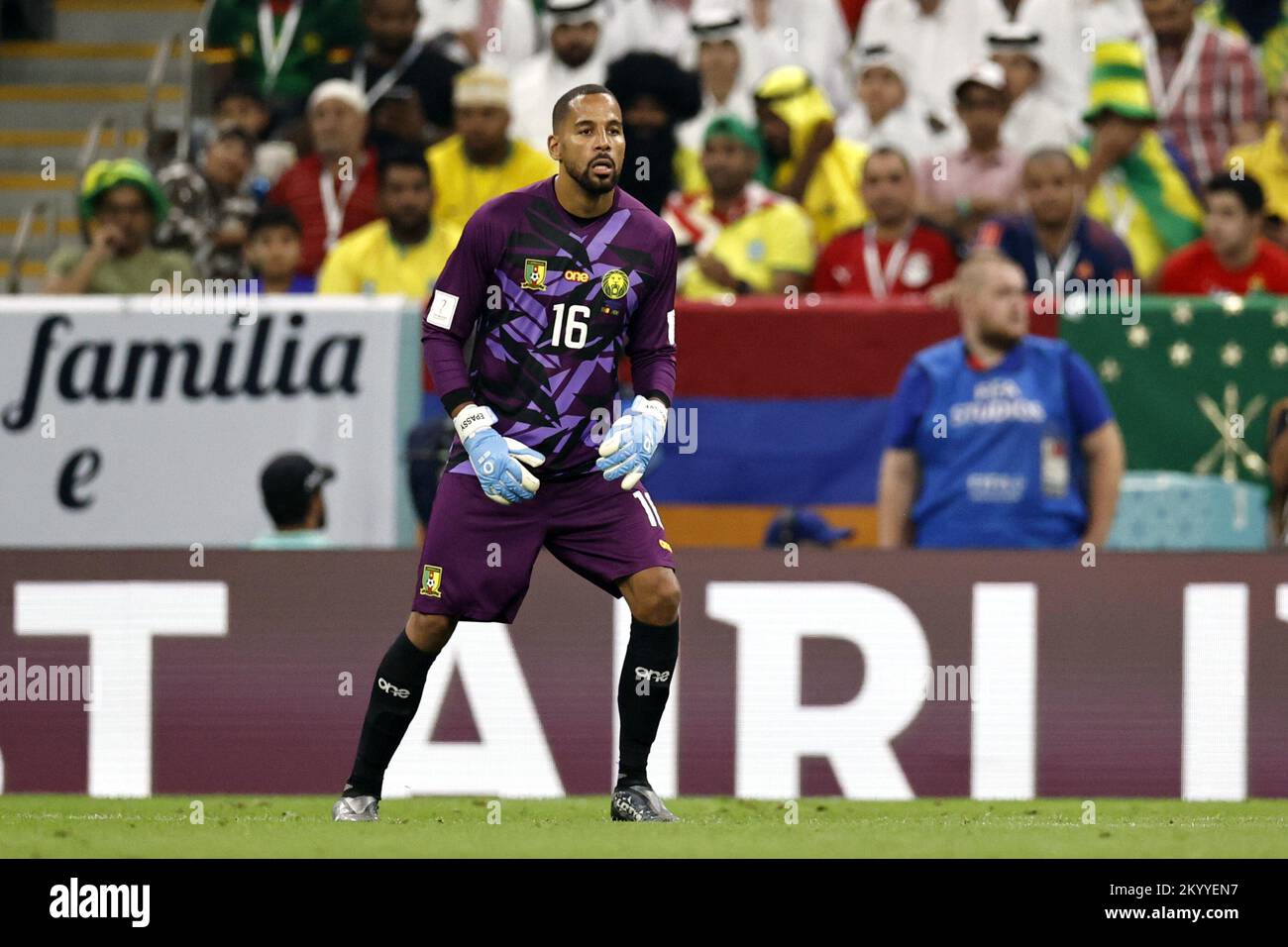 Qatar. 02nd Dec, 2022. LUSAIL CITY - Cameroon goalkeeper Devis Epassy ...