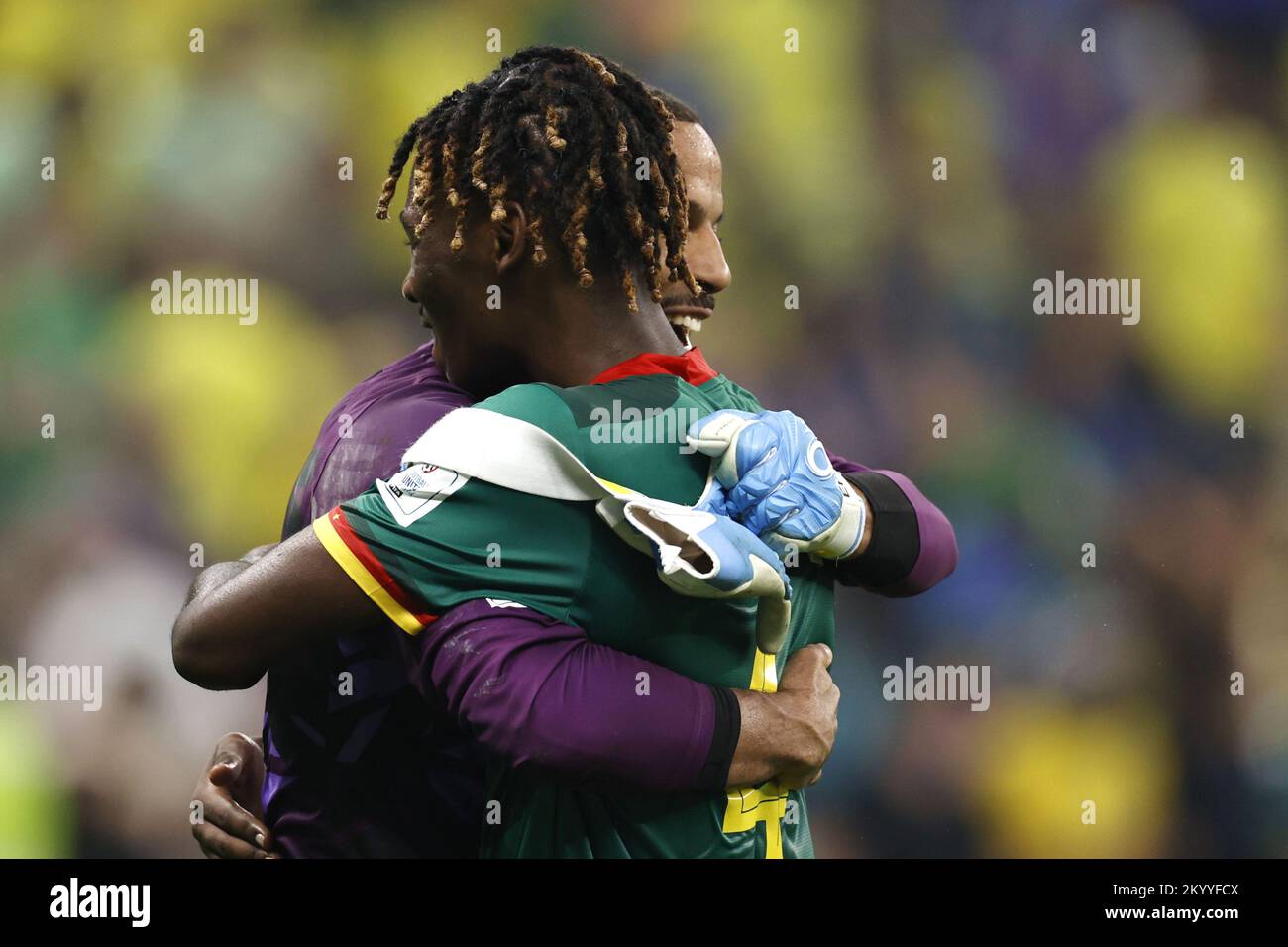 Qatar. 02nd Dec, 2022. LUSAIL CITY - (l-r) Cameroon goalkeeper Devis ...