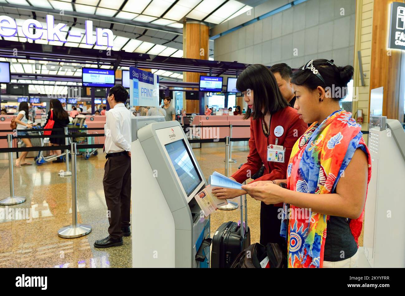 SINGAPORE - NOVEMBER 09, 2015: check-in zone at Changi Airport ...