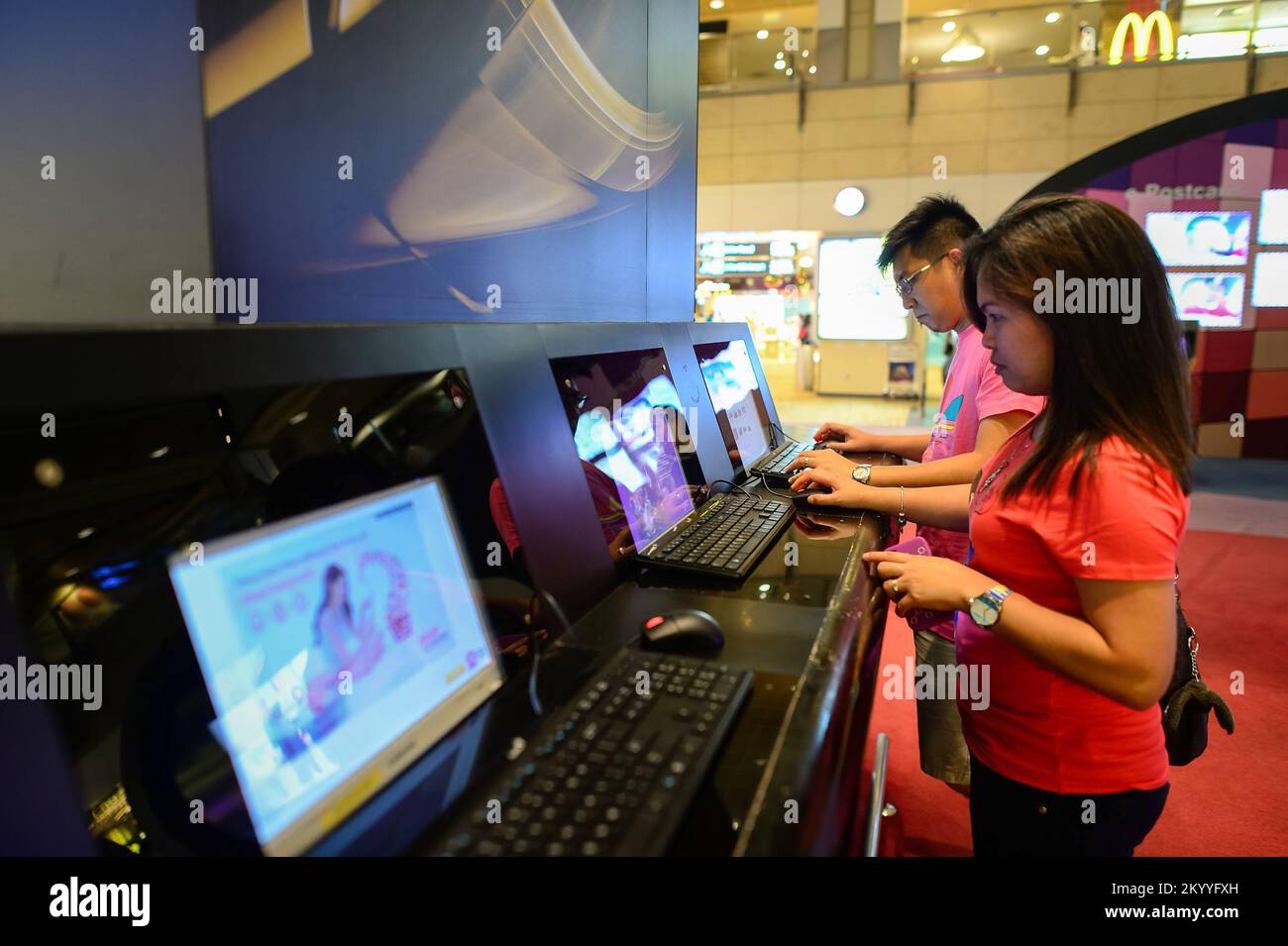 SINGAPORE - NOVEMBER 09, 2015: passenger use computer in Changi Airport ...