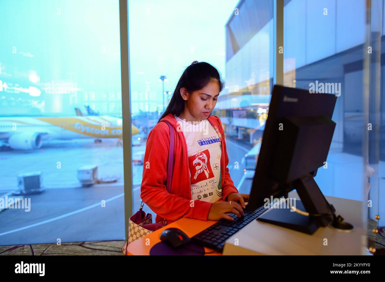 SINGAPORE - NOVEMBER 09, 2015: passenger use computer in Changi Airport ...