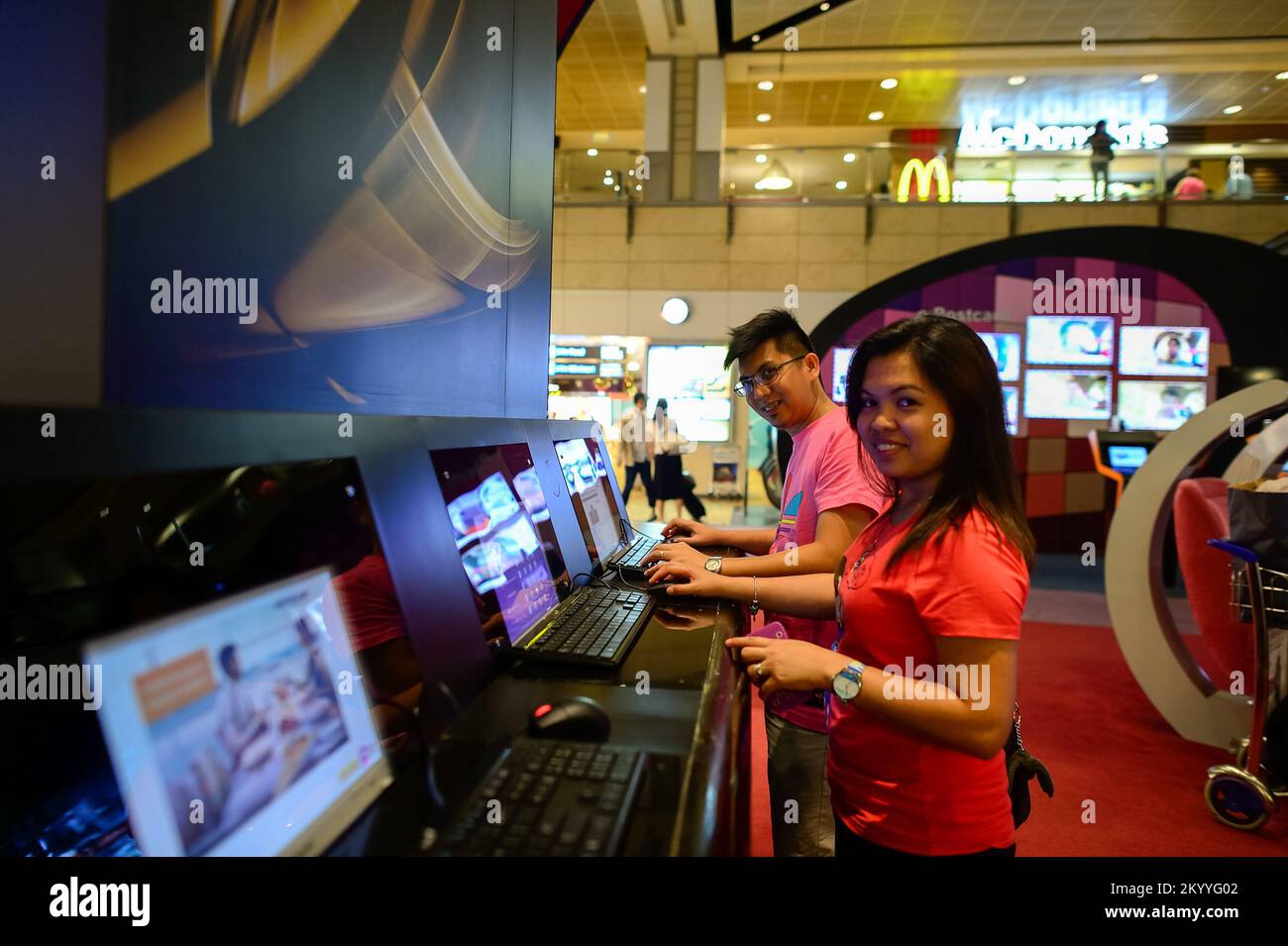 SINGAPORE - NOVEMBER 09, 2015: passenger use computer in Changi Airport ...